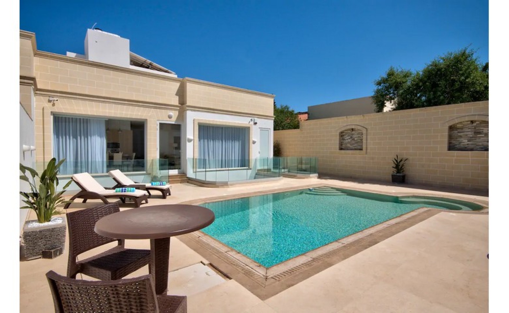 Villas in Malta: Stunning 5 bedroom villa with pool and jacuzzi | Simon ...